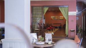 Interior de spa com balcão de recepção, área de espera com cadeiras e sinalização de desconto de 5%.