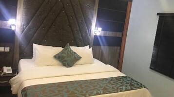 Chuveiro/banheira combinados, toalhas de banho, sabonete, shampoo