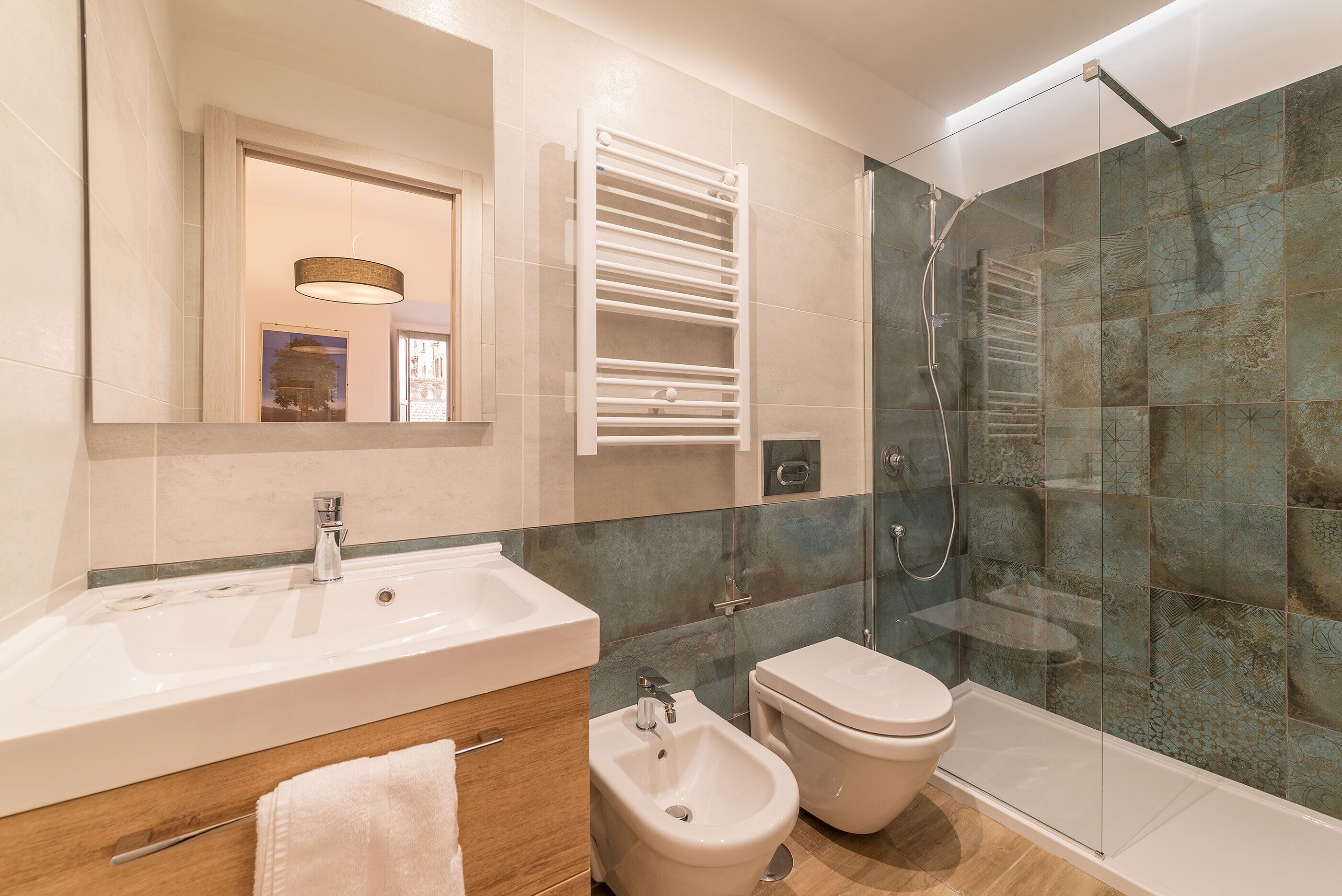 Quarto Duplo Superior | Casa de banho | Um polibã, um secador de cabelo, um bidé, toalhas fornecidas 