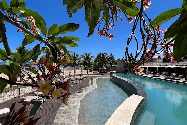 Piscina externa, guarda-sóis, espreguiçadeiras