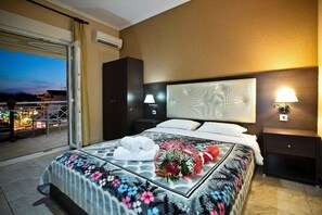 Quarto casal conforto, vista para o mar | Roupas de cama de algodão egípcio, roupas de cama premium, frigobar