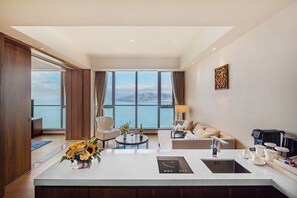 Suíte superluxo, vista para o lago | Frigobar, cofres nos quartos, escrivaninha, cortinas blackout