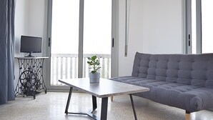 Apartamento, 1 quarto | Sala | TV de ecrã plano