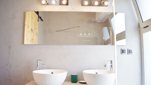 Apartamento, 1 quarto | Casa de banho | Um polibã, artigos de higiene pessoal grátis, um secador de cabelo