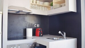 Apartamento, 1 quarto | Cozinha privada | Uma máquina de café expresso, uma cafeteira/bule
