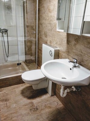 Apartamento | Banheiro | Secador de cabelo, toalhas de banho