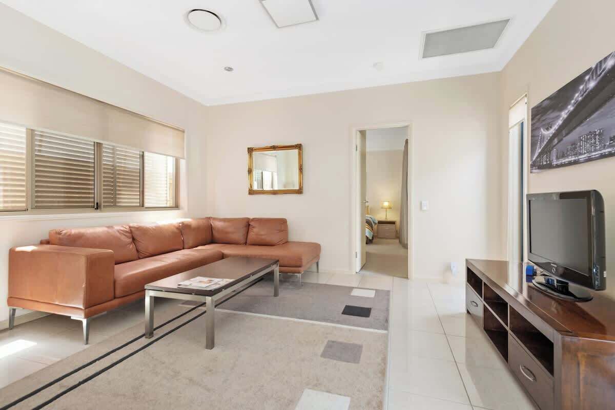 Impeccable Modern 1 Bedroom Apartment ~ Taringa - Milton, Australia