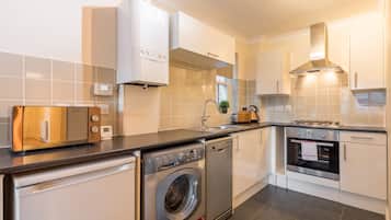 Apartamento, 1 quarto | Cozinha privada | Geladeira grande, micro-ondas, fogão, cooktop