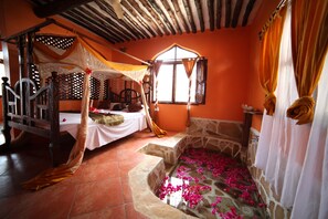 Suite Deluxe, banheira de hidromassagem | Lençóis de algodão egípcio, roupa de alta qualidade, edredões de penas 