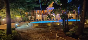 Fachada do alojamento (tarde/noite)