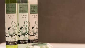 Três frascos de loção corporal Fragonard Figueires e um frasco pequeno de loção.