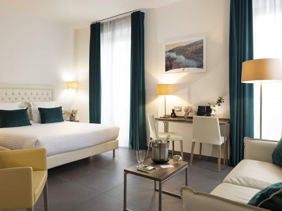 Quarto Triplo Executivo | Minibar, cofre no quarto, secretária, cortinas/cortinados opacos