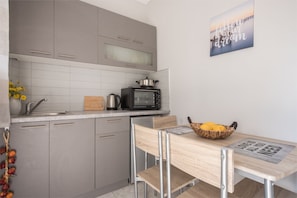 Apartamento | Cozinha americana privada | Geladeira grande, fogão, cooktop, cafeteira/chaleira