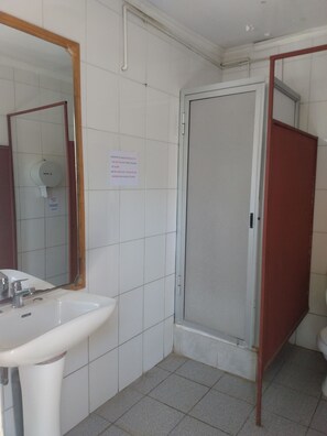 Dormitório compartilhado básico, em dormitório misto (4 Beds) | Chuveiro