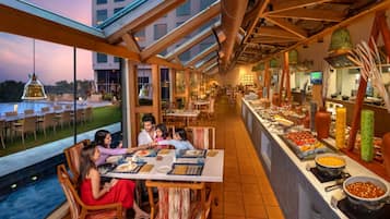 Pequenos-almoços, almoços, jantares servidos, cozinha internacional