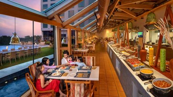 Café da manhã, almoço e jantar; culinária internacional 