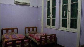 Escrivaninha, ferros/tábuas de passar roupa, Wi-Fi de cortesia