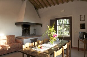 Apartamento (con 2 camere da letto) | Sala de estar | Televisor de 14 polegadas com canais digitais