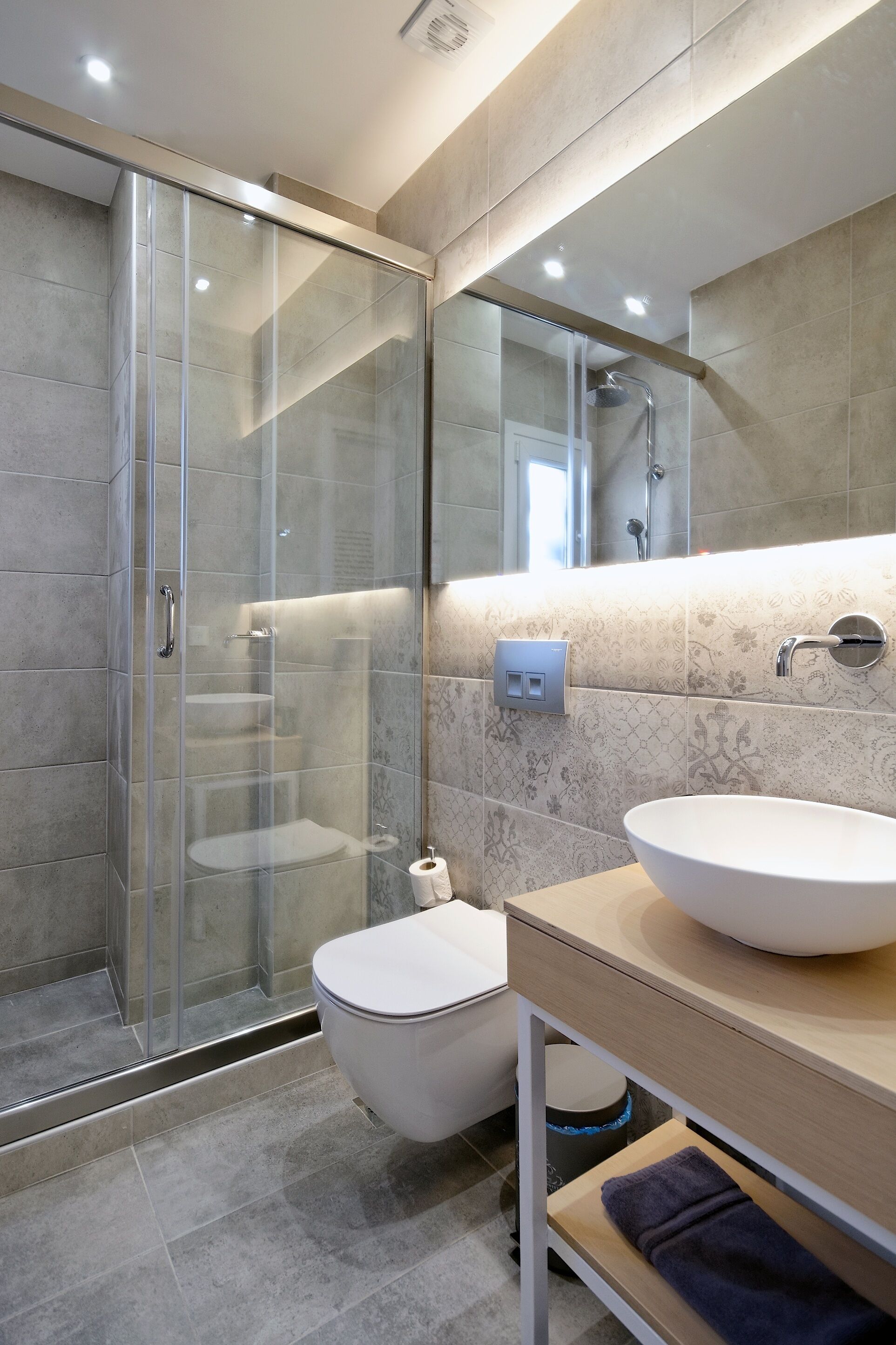 Apartamento Superior, 1 quarto, varanda (Circle) | Casa de banho | Um polibã, artigos de higiene pessoal grátis, um secador de cabelo 