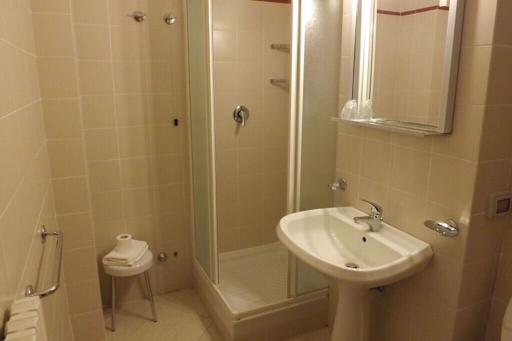 Chuveiro, produtos de toalete grátis, bidê, toalhas de banho