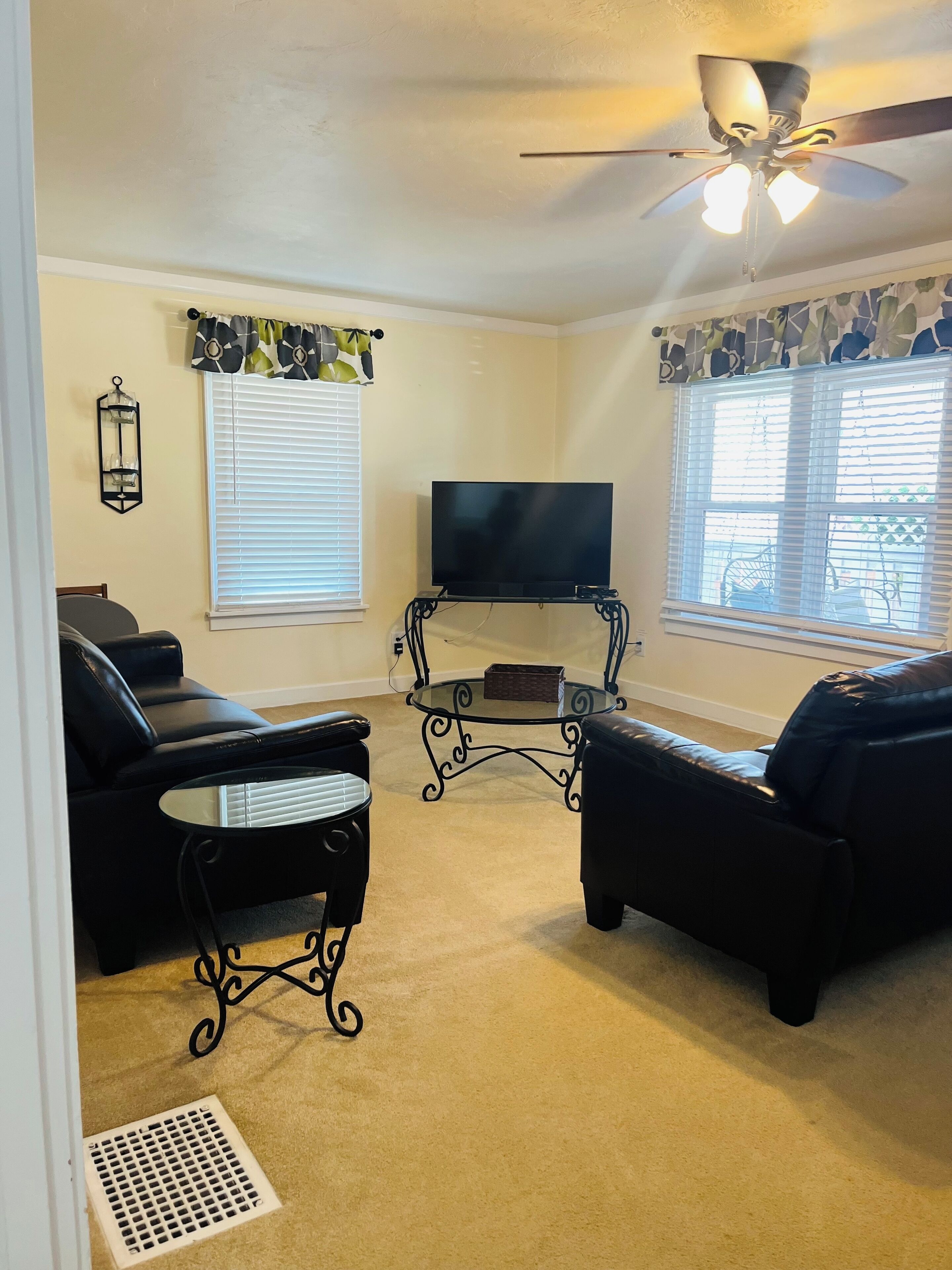 Friends An Family Enjoy Our Palace Home - Oregon