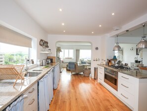 Casa de Campo | Cozinha privada | Um frigorífico, um micro-ondas, um forno, uma máquina de lavar louça 