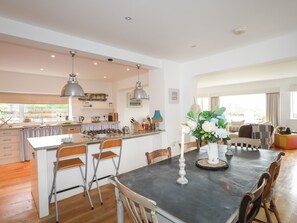 Casa de Campo | Cozinha privada | Um frigorífico, um micro-ondas, um forno, uma máquina de lavar louça 