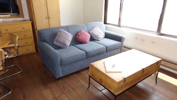 Estúdio, várias camas, vista para o pátio (Edgewater Stuido 1 Bath EWJP) | Individualmente decorados, individualmente mobiliados