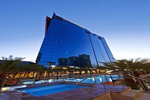 Elara Hilton Grand Vacations Club on the Boulevard Reviews, Deals ...