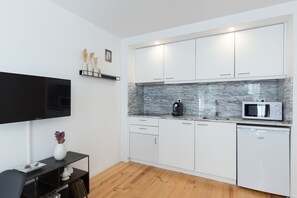 Geladeira grande, micro-ondas, cooktop, máquina de café expresso