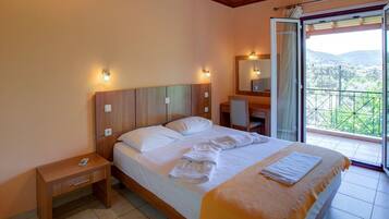 Apartamento Clássico | Cofre no quarto, secretária adequada para computadores portáteis