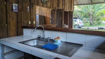 Frigobar, cooktop, talheres/pratos/utensílios de cozinha