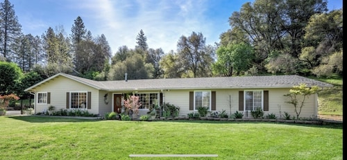 Cosy Yosemite Family Home, Bass Lake, 2 Kayaks - Oakhurst, CA