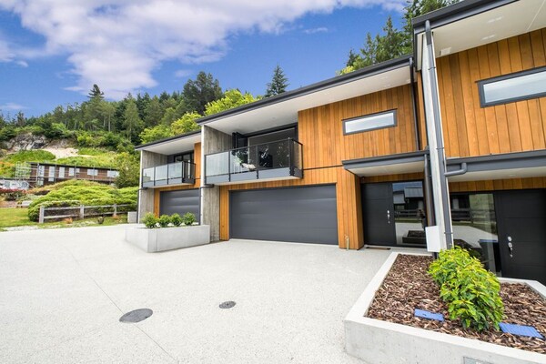 Bright, Modern, Plush - Brand New Townhouse - Queenstown
