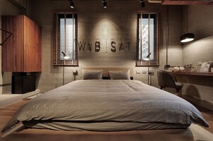 Um quarto moderno com uma cama grande, um painel de ripas de madeira e uma escrivaninha com cadeira.