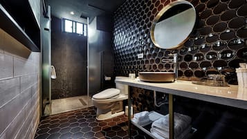 Quarto casal luxo, 1 cama Queen, para não fumantes, suíte | Banheiro | Chuveiro, produtos de toalete grátis, secador de cabelo, chinelos