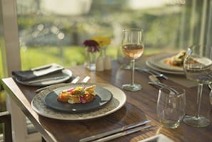 Café da manhã, almoço e jantar; local e internacional