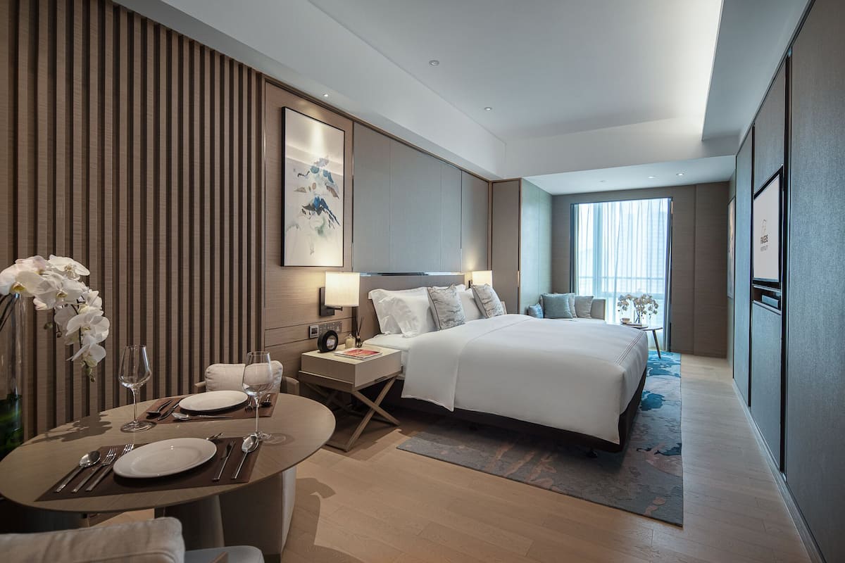 Edredões de penas, cofre no quarto, quartos insonorizados