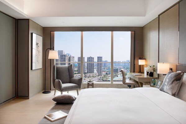 Suite Deluxe, 1 cama king-size | Cofre no quarto, quartos insonorizados, ferro/tábua de engomar 