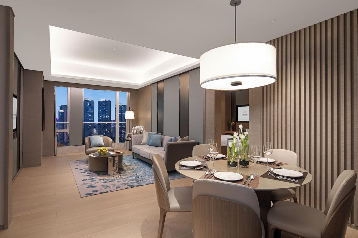 Suite Deluxe, 3 quartos | Edredões de penas, cofre no quarto, quartos insonorizados