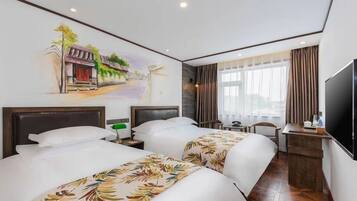 Frigobar (abastecido com itens grátis), escrivaninha