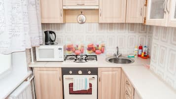 Apartamento, 1 quarto | Cozinha privada | Um frigorífico, um micro-ondas, uma placa de cozinha