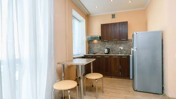 Apartamento Standard | Cozinha privada | Um frigorífico/congelador grande, um micro-ondas, uma placa de cozinha