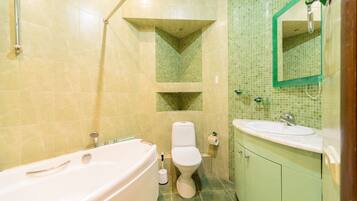 Apartamento Básico | Casa de banho | Uma banheira, um secador de cabelo, toalhas fornecidas, sabão