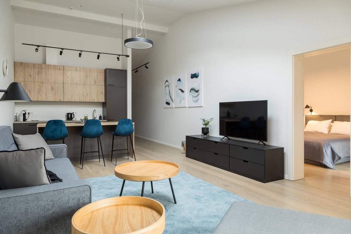 Um apartamento moderno com cozinha, sala de jantar, sala de estar e quarto.