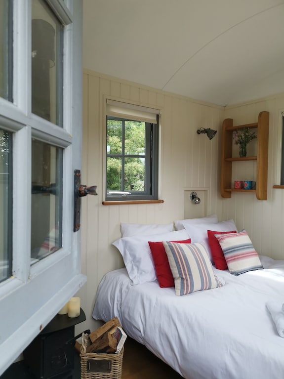 Unique, Tranquil Retreat In Fabulous Grounds With Own Garden & Pond. Nr Goodwood - Chichester