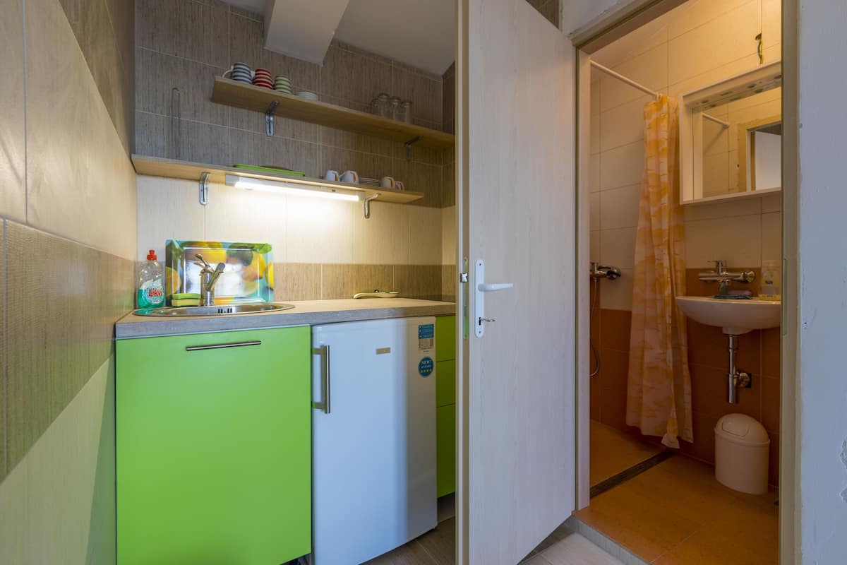 Estúdio, 1 quarto, vista para o mar | Cozinha americana privada | Geladeira, cooktop, cafeteira/chaleira, chaleira elétrica