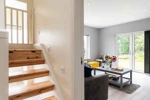 Vila superior | Sala de estar | TV de tela plana 43 polegadas com canais digitais, smart TV, lareira