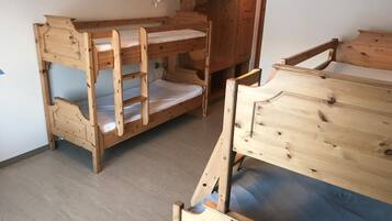 Com mobília individualizada, Wi-fi grátis, roupa de cama fornecida