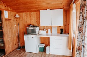 Cabana de Madeira Básica, 2 quartos, casa de banho partilhada | Cozinha privada | Um frigorífico, um forno, uma placa de cozinha, uma chaleira elétrica 